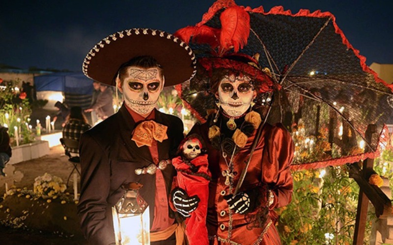 NV | Desfile de catrinas y catrines da la bienvenida al Día de Muertos en Madrid